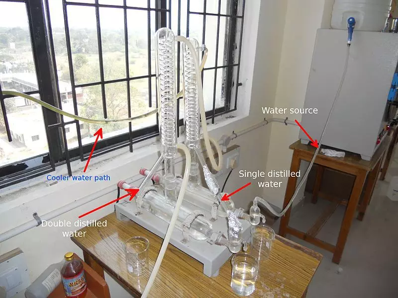 Este é um equipamento típico configurado para dupla destilação de água.