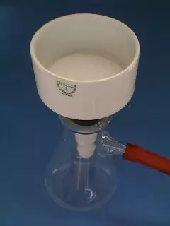 Um funil de Buchner pode ser colocado em cima de um frasco de Buchner (frasco de filtro).