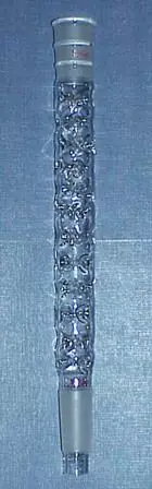 Um condensador é um pedaço de vidro de laboratório usado para resfriar líquidos ou vapores quentes.