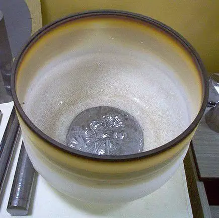 Um cadinho é uma peça de vidro em forma de taça usada para armazenar amostras que devem ser aquecidas.