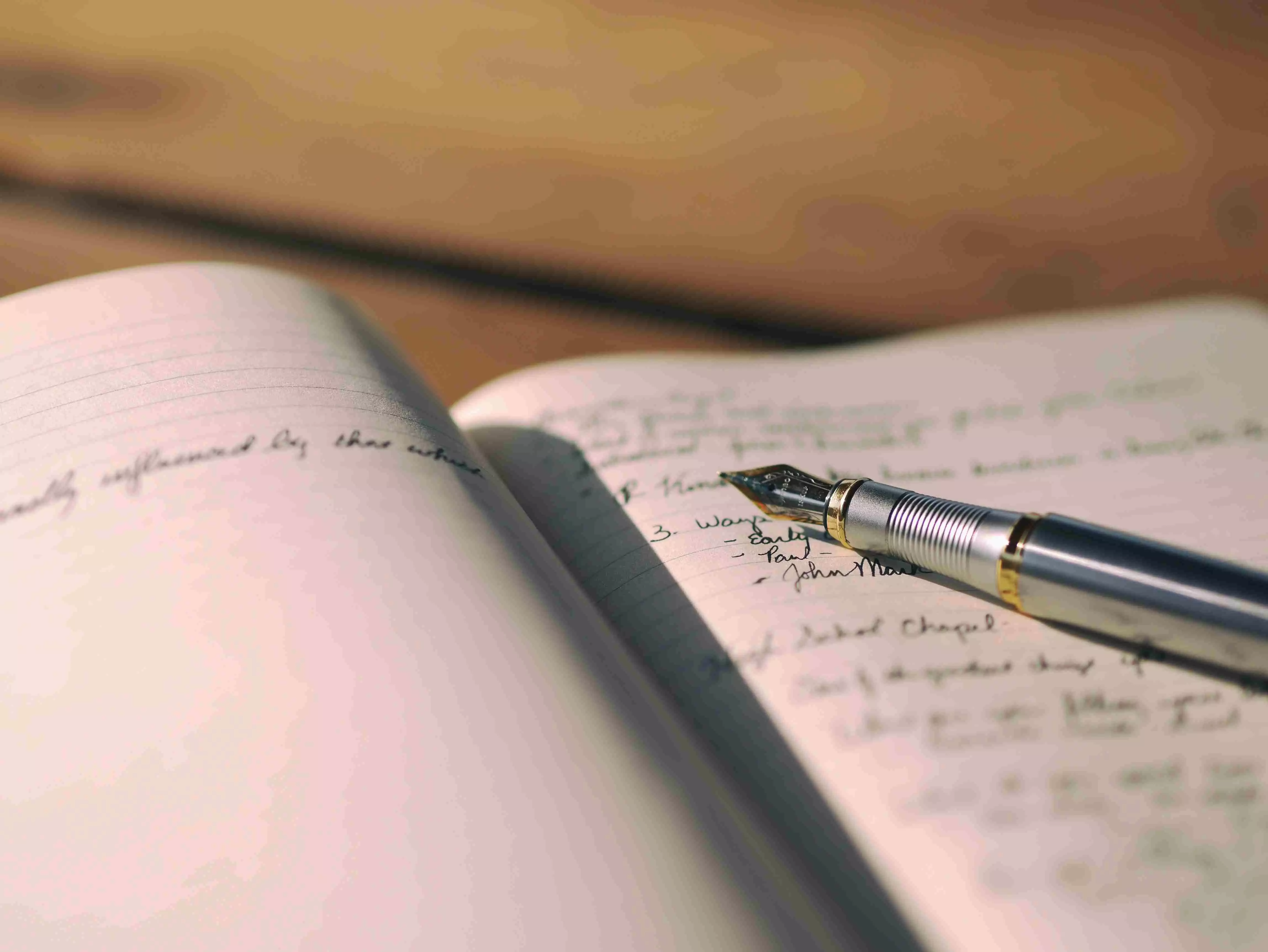 Journal avec stylo et écriture