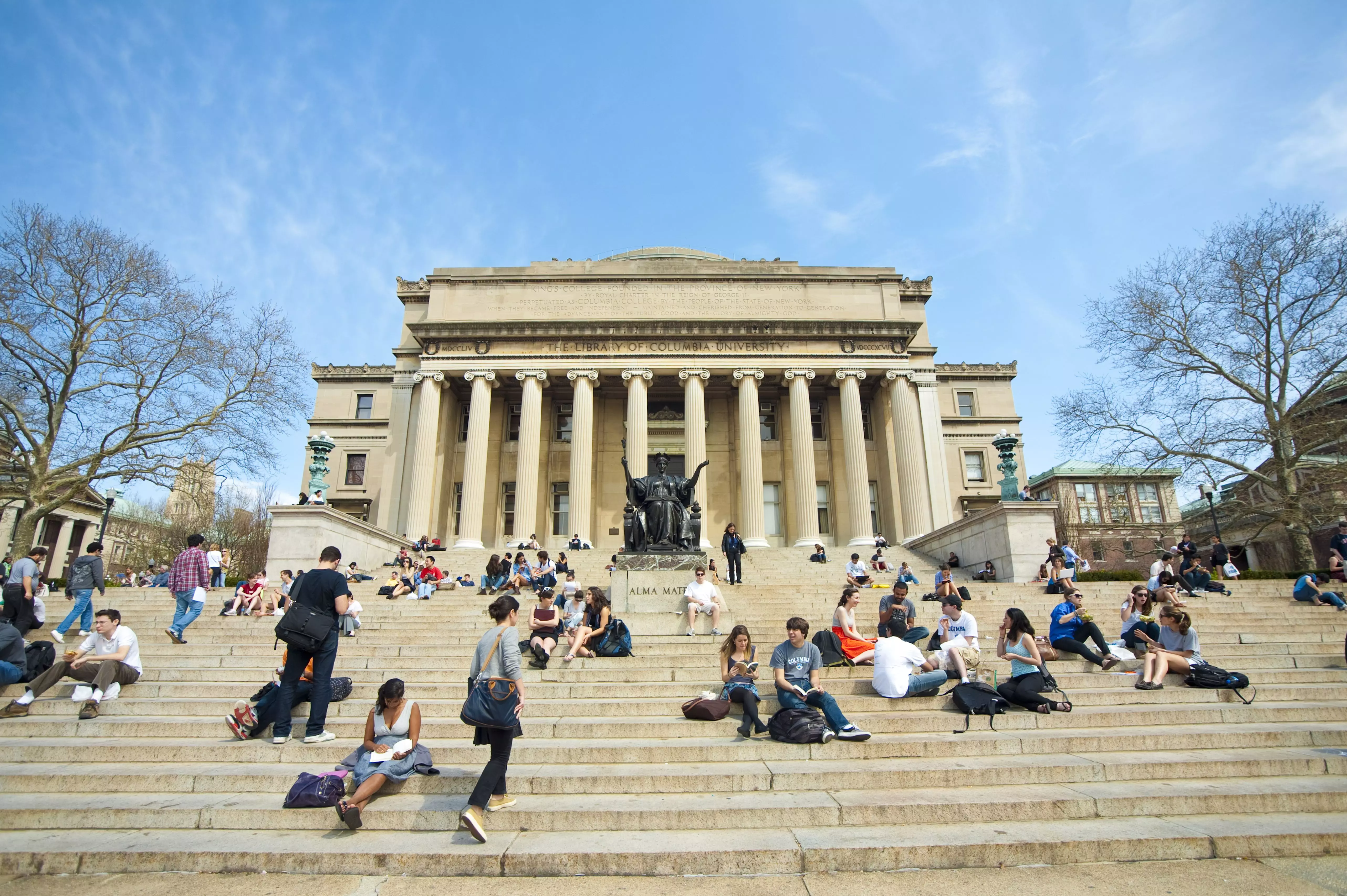 Estudantes diante da Biblioteca da Universidade de Columbia, Manhattan, Nova York, EUA