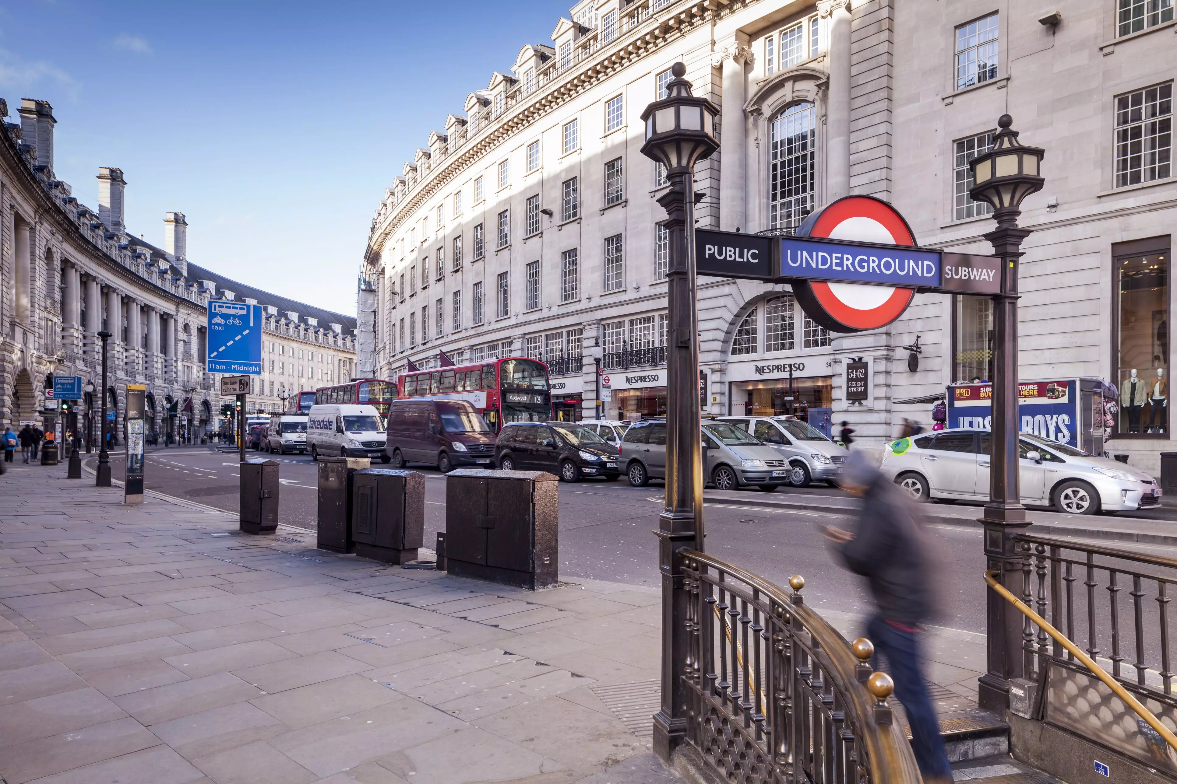 Piccadilly Circus, London, Inggris.