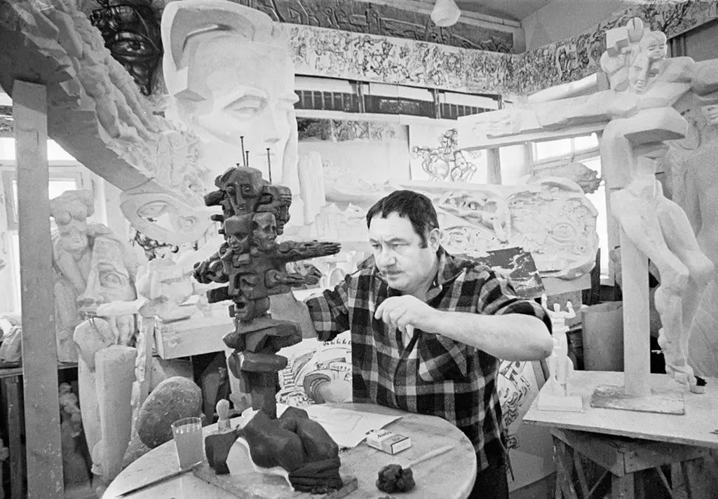 Ernst Neizvestny, artista ruso-estadounidense Ernst Iosifovich Neizvestny (1925 - 2016) trabajando en una escultura en su estudio, Unión Soviética, 1974. (Foto de Igor Palmin/Fine Art Images/Heritage Images/Getty Images)