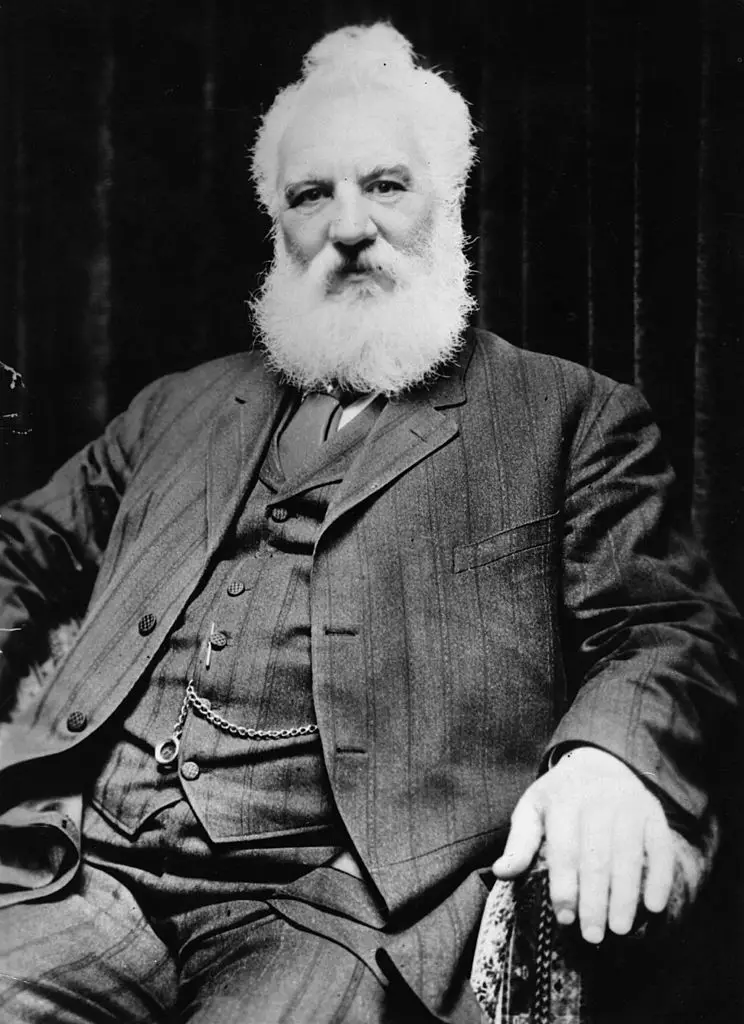 Skotlantilainen keksijä Alexander Graham Bell (1847-1922), joka keksi puhelimen. Bell syntyi Edinburghissa.