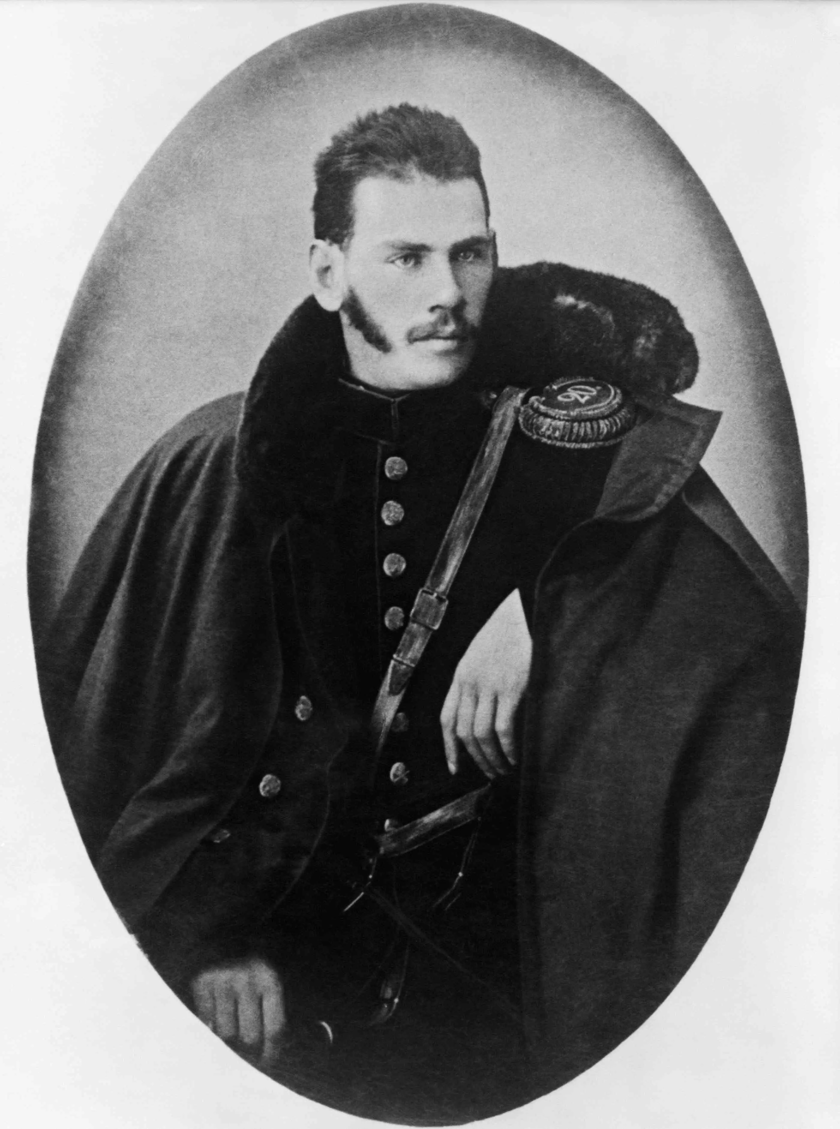Portret mladega Tolstoja v vojaški uniformi