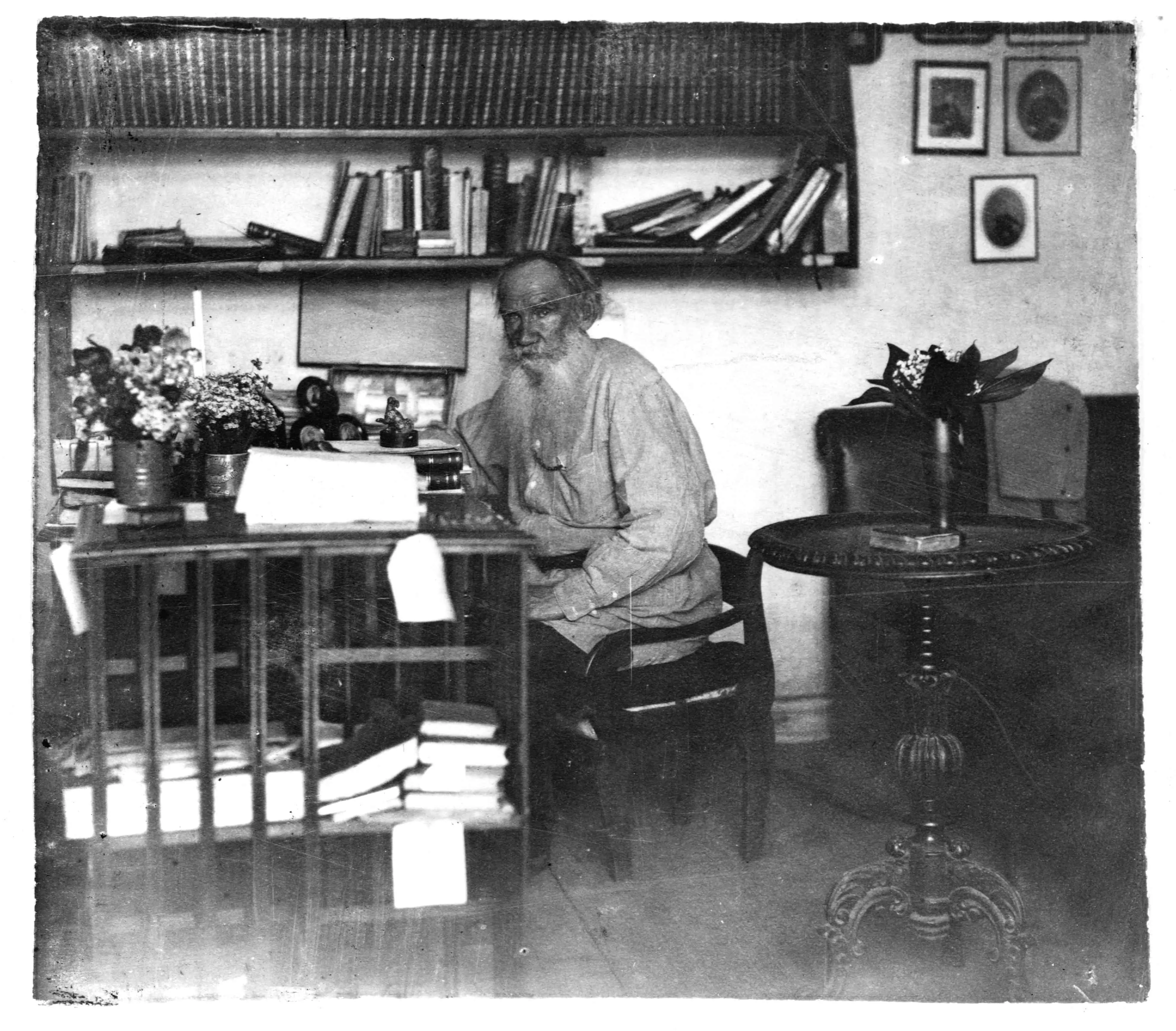 Толстој на неговото биро за пишување