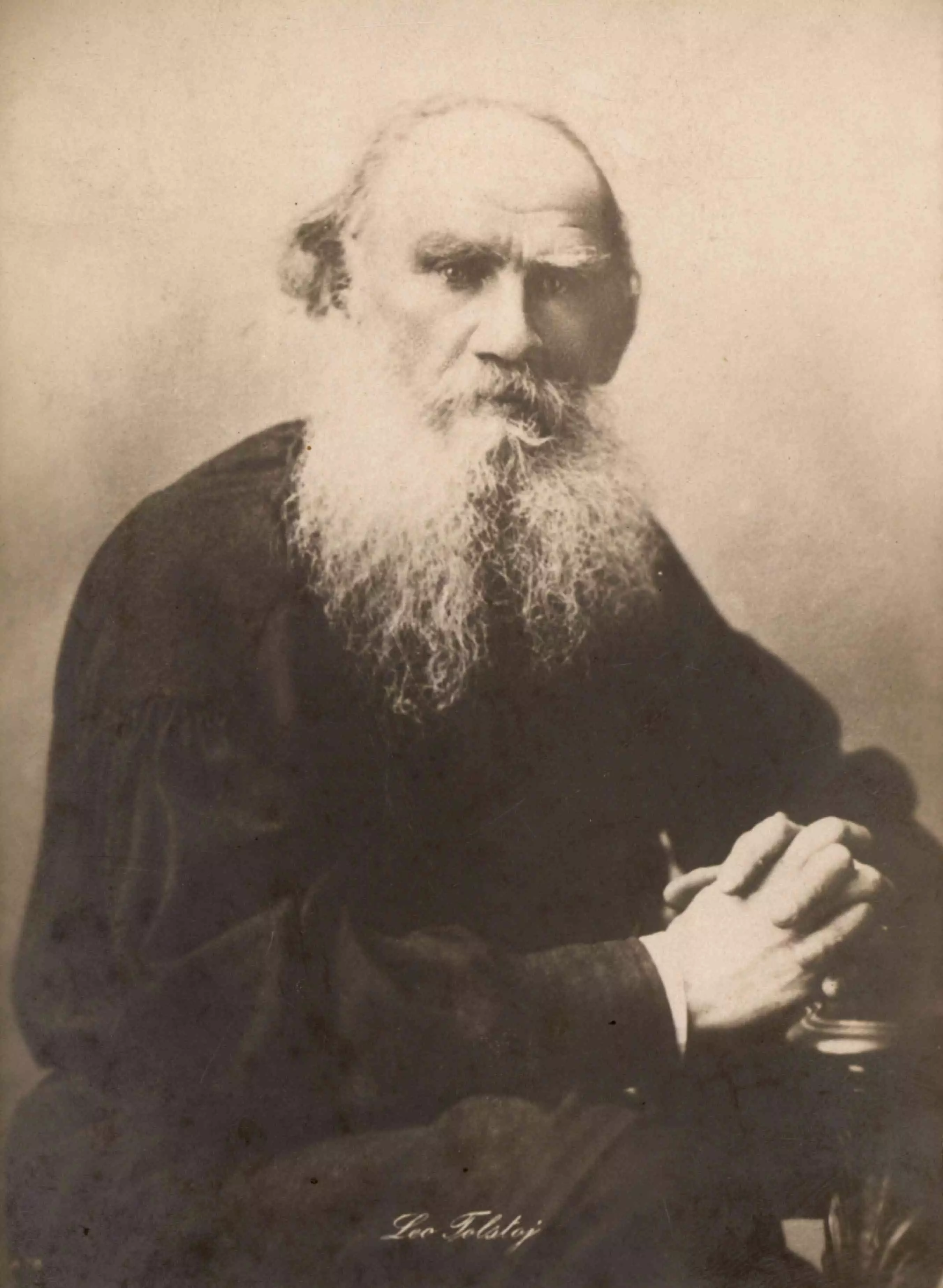 Sepijos atspalvių senesnio Tolstojaus portretas
