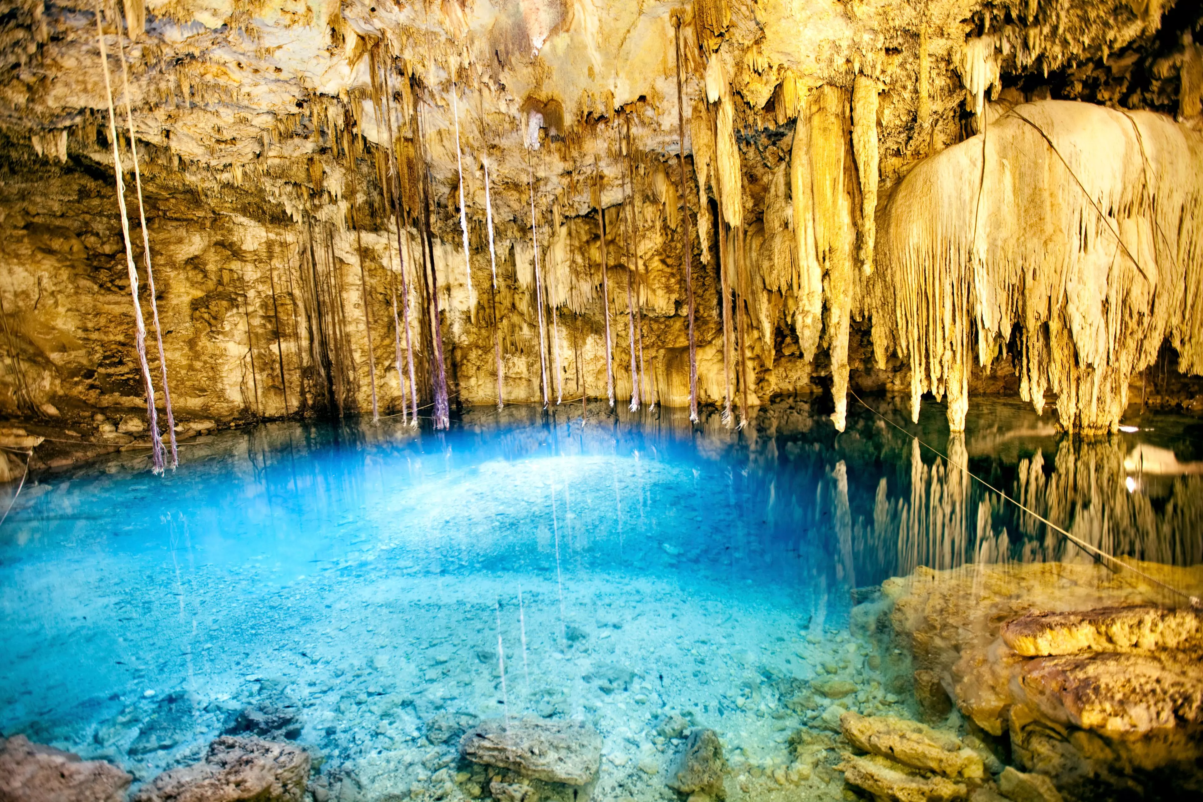 Ma stalagmites ndi stalactites amapanga ngati mchere wosungunuka m'madzi osungira pamwamba.