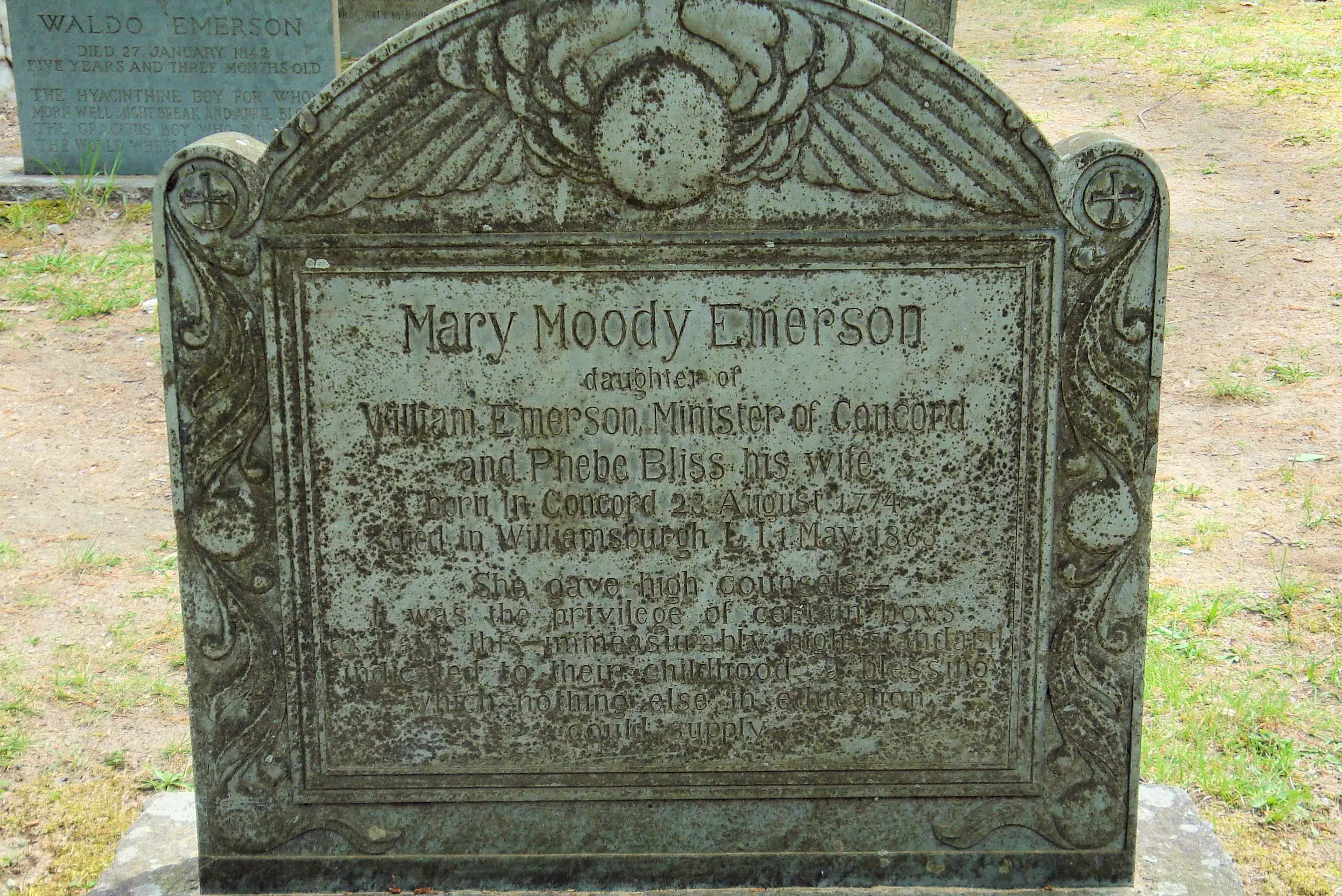 شاهد القبر لماري مودي إيمرسون في مقبرة سليبي هولو ، كونكورد ، ماساتشوستس