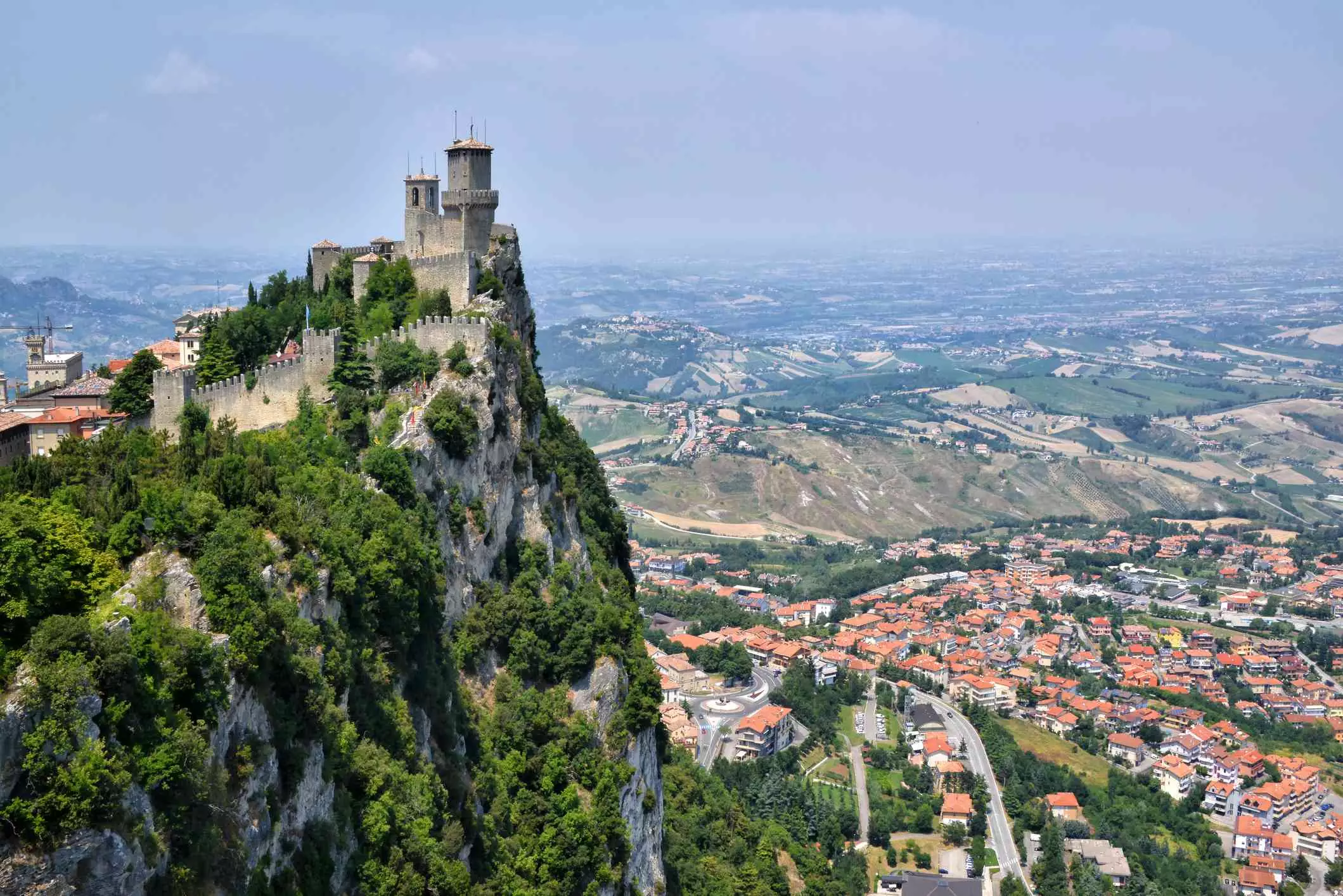 Prekrasan pogled na tvrđavu San Marino s gradom u pozadini.