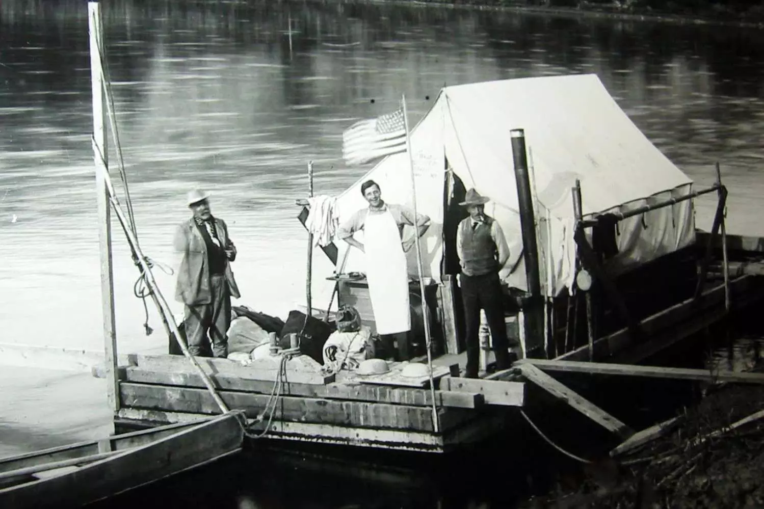 Henry Fairfield Osborn, Fred Saunders och Barnum Brown på scow Mary Jane 1911