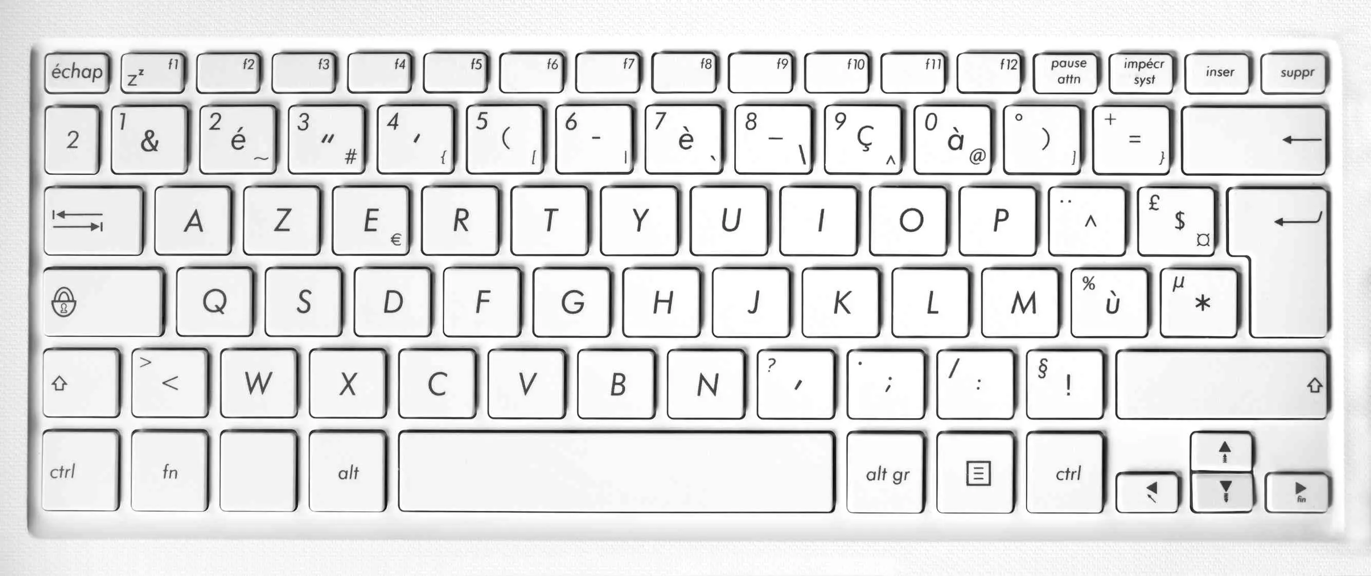 Nga afër një tastierë kompjuteri francez azerty të bardhë