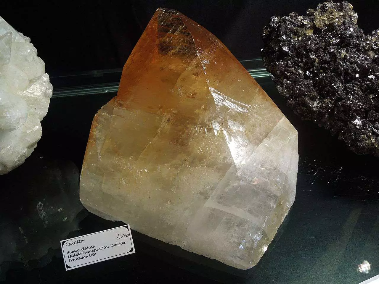 Калцит дар Намоишгоҳи Gem & Mineral Tucson 2012