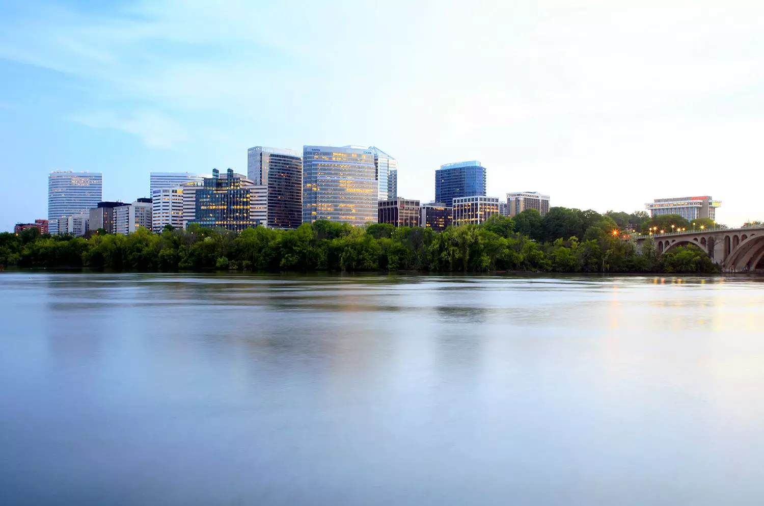 De skyline van Rosslyn in Arlington County, Key Bridge en de Potomac-rivier in Dusk, Virginia