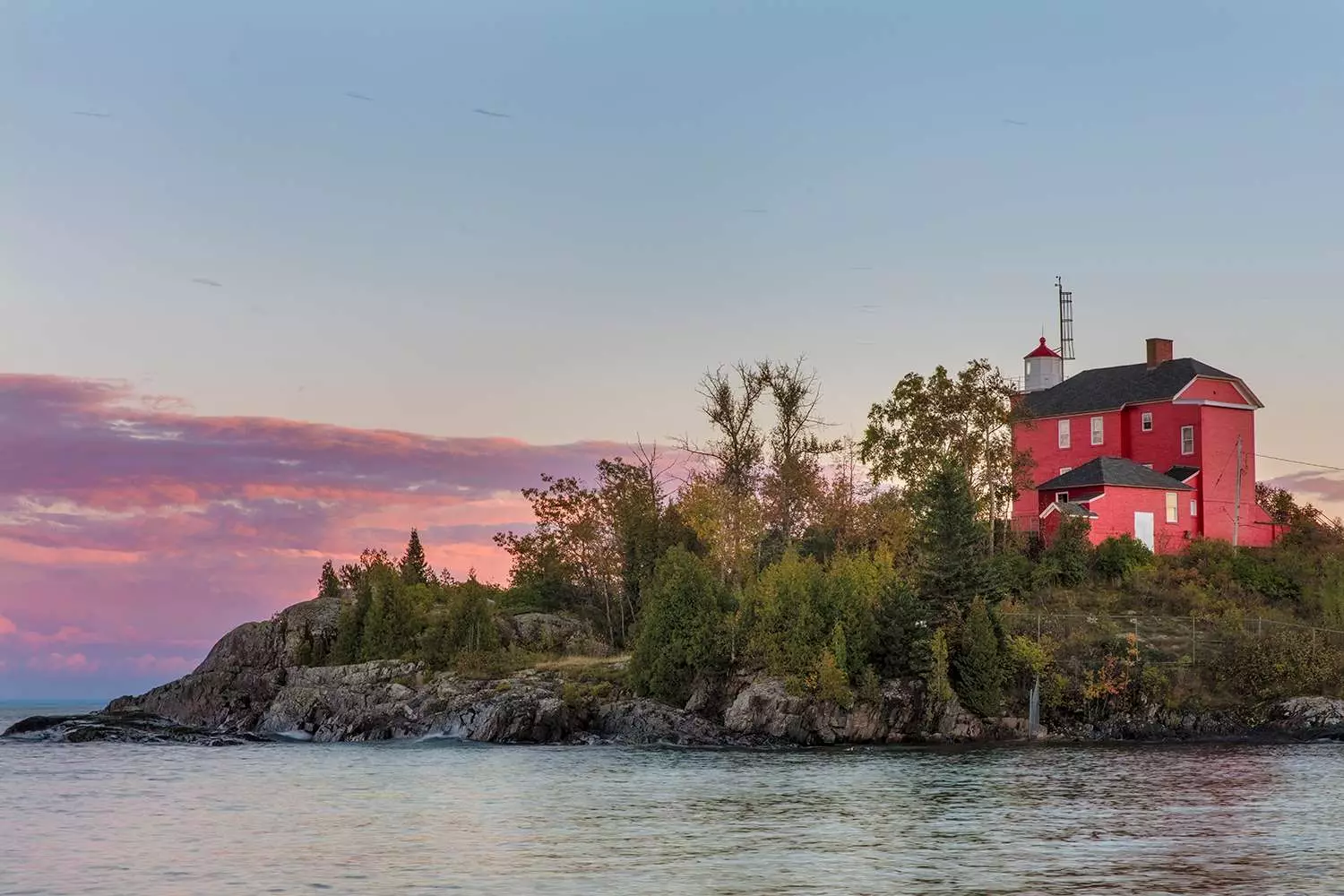 Lake Superior met de vuurtoren van Marquette Harbor bij zonsondergang, Marquette, Michigan