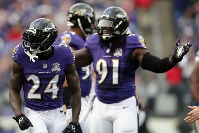 Defenzívny obranca Kyle Arrington č. 24 z Baltimore Ravens a vonkajší obranca Courtney Upshaw č. 91 z Baltimore Ravens reagujú na výzvu na rušenie prihrávky v druhej štvrtine zápasu proti San Diego Chargers na štadióne M&T Bank 1. novembra 2015 v Baltimore. , Maryland. Defenzívny obranca Kyle Arrington č. 24 z Baltimore Ravens a vonkajší obranca Courtney Upshaw č. 91 z Baltimore Ravens reagujú na výzvu na rušenie prihrávky v druhej štvrtine zápasu proti San Diego Chargers na štadióne M&T Bank 1. novembra 2015 v Baltimore. , Maryland.