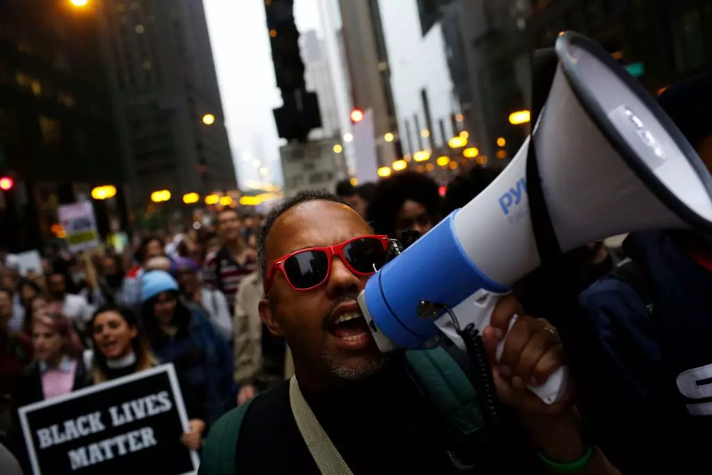 Demonstranții sărbătoresc verdictul în procesul pentru omor a ofițerului de poliție din Chicago Jason Van Dyke, pe 5 octombrie 2018.