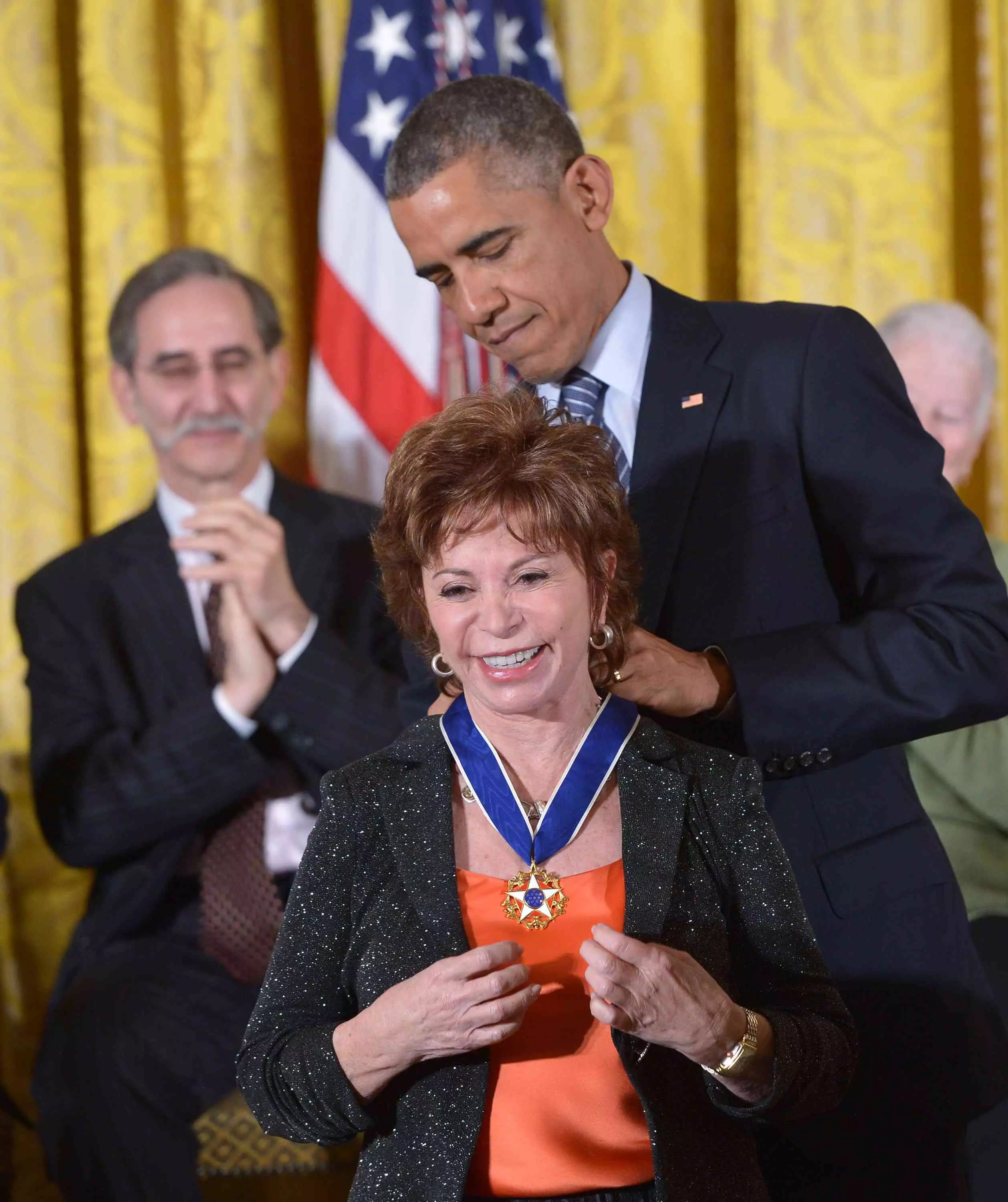 Allende rebent la Medalla Presidencial de la Llibertat de mans del president Obama