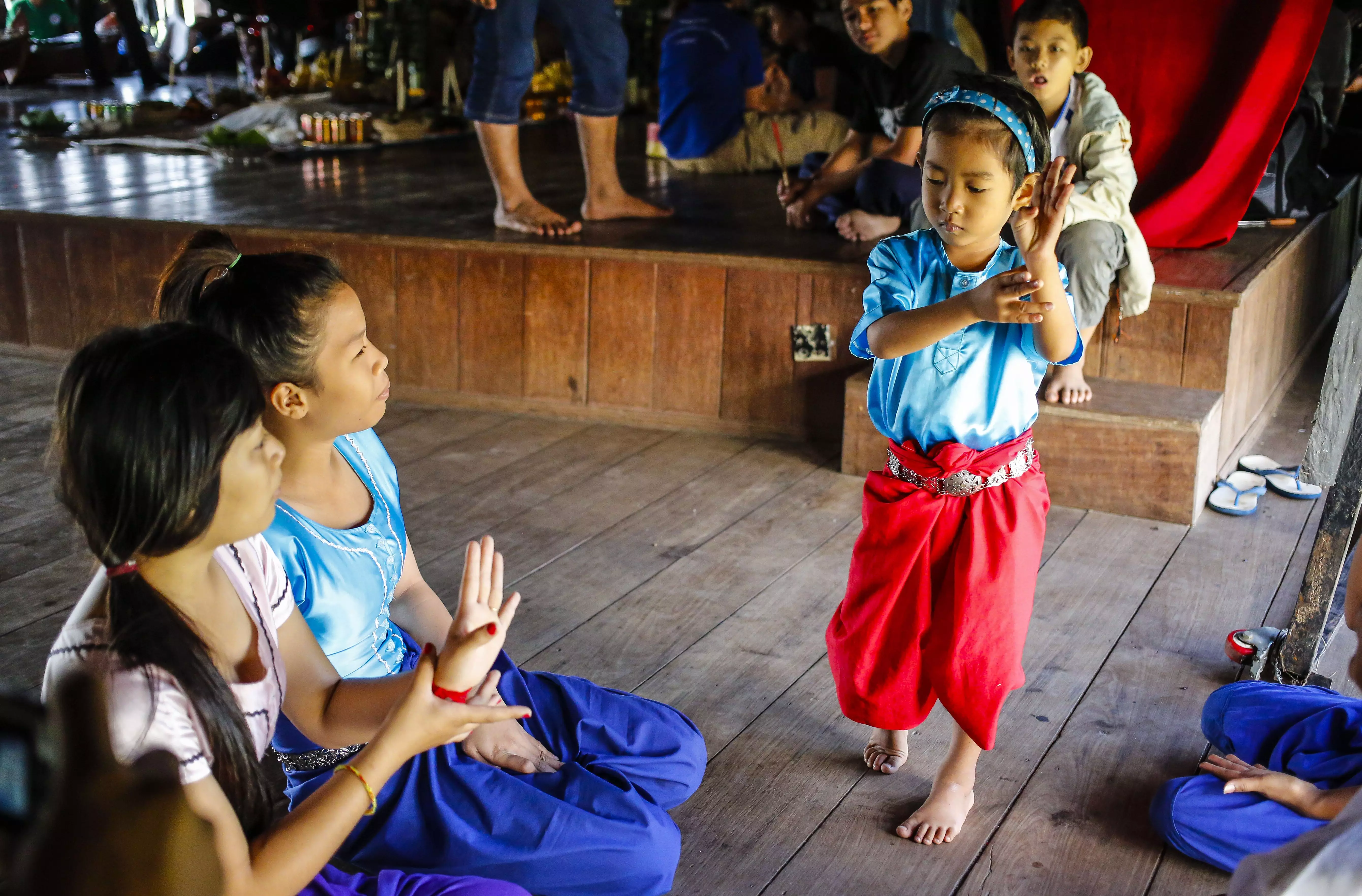 Bocah sinau tari tradisional ing Kamboja