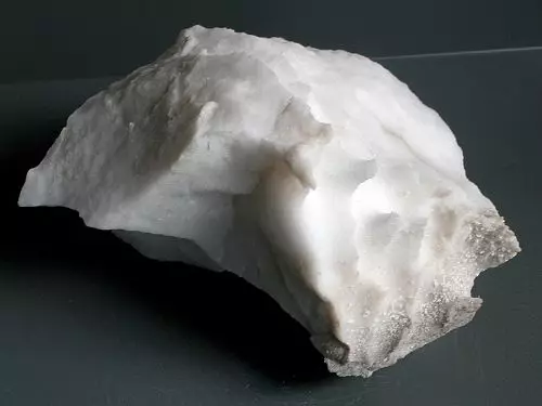 Weißer Alabaster, ein Gestein aus massivem Gips