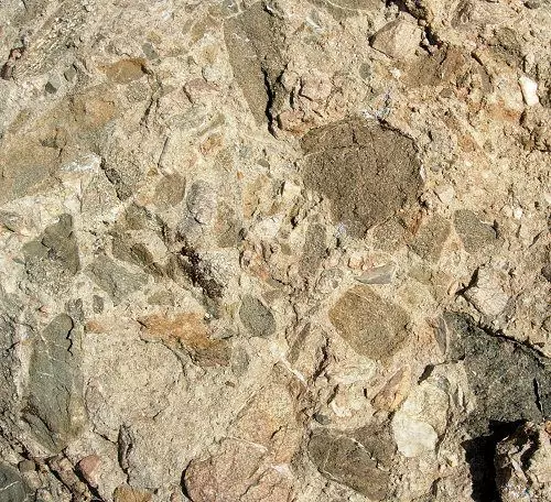 Deproksima foto de senorda kaptolo de klastoj de ĉiu grandeco de argilo ĝis gruzo
