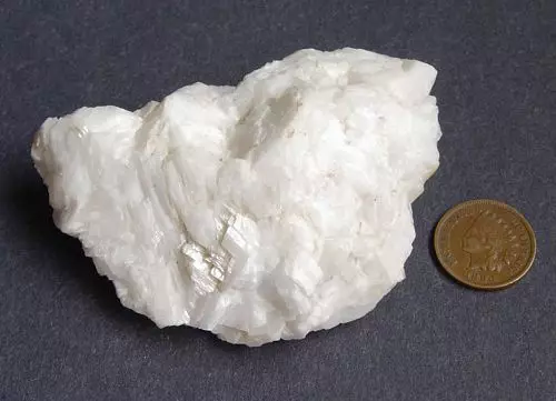 Dolomitgestein ist ein weißes oder leicht getöntes Sedimentgestein, das größtenteils aus dem Calcium-Magnesium-Carbonat-Mineral Dolomit besteht