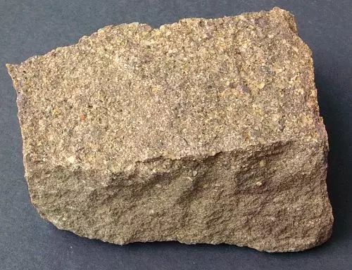 Dieser Sandstein besteht aus einer Mischung von Sandkörnern, Schluff und Tonpartikeln