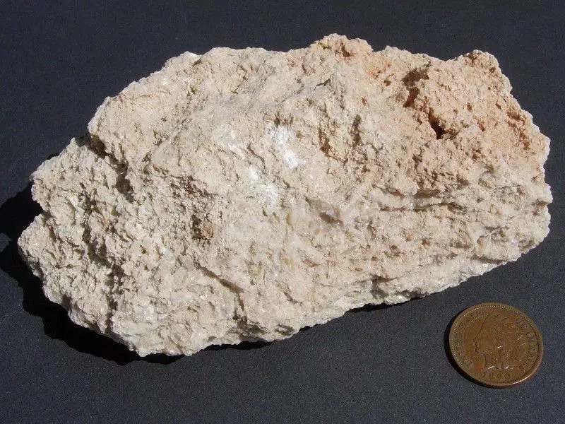 Ang rock gypsum ay isang halimbawa ng isang evaporite na bato