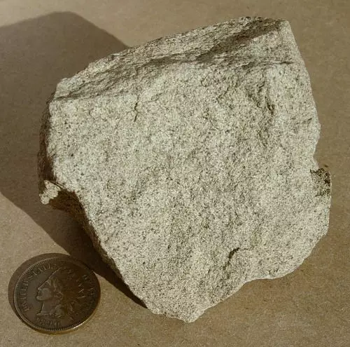 Ein Stück Sandstein, ein Sedimentgestein, das normalerweise hauptsächlich aus Quarz besteht