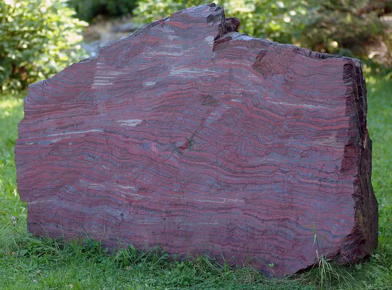 Banded iron formation ng black iron minerals at red-brown chert