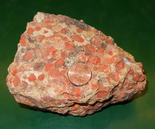 Bauxit, ein grauer bis rotbrauner Stein, ist das Haupterz von Aluminium