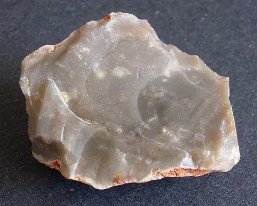Hornstein ist ein feinkörniges, kieselsäurereiches Sedimentgestein