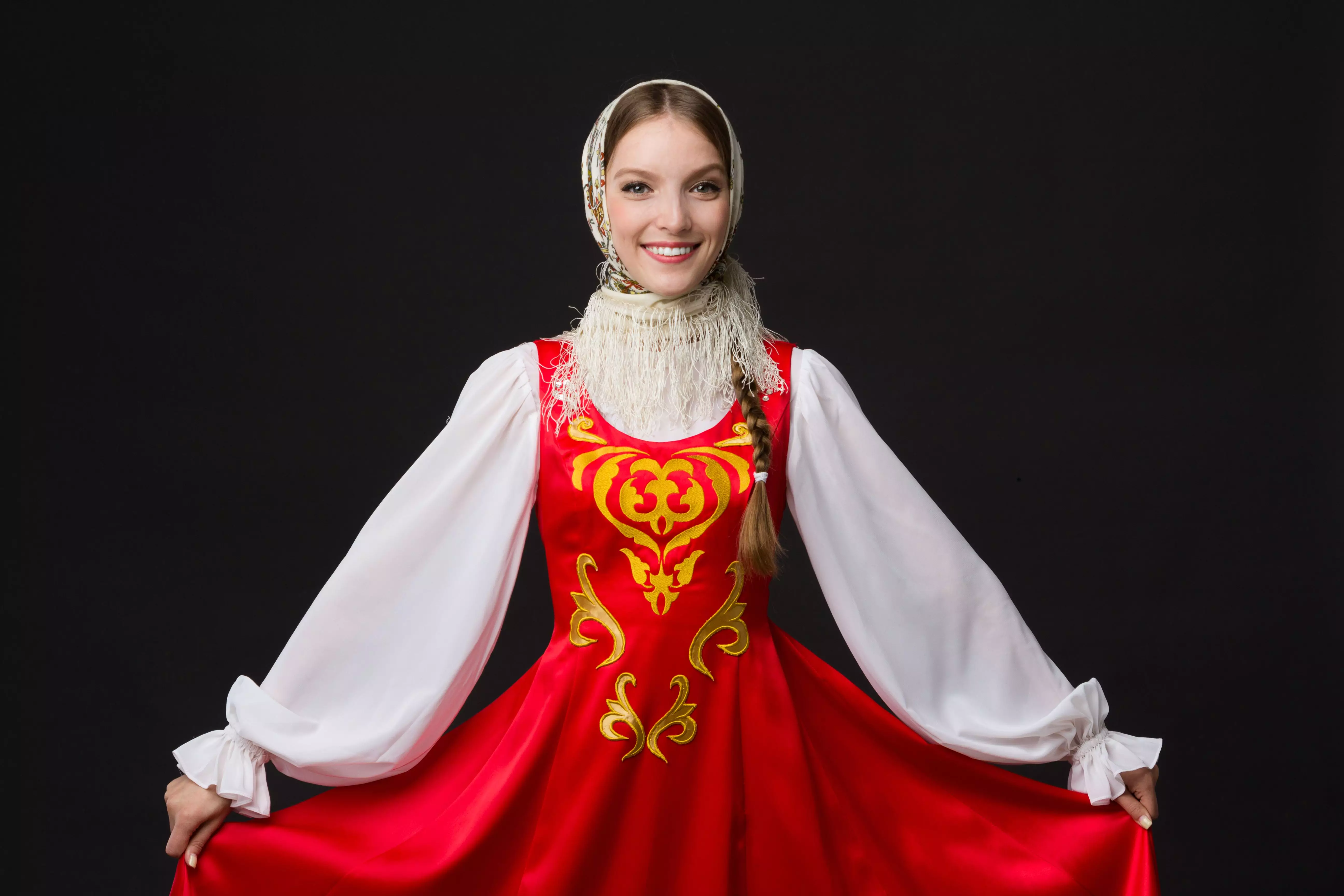 Arabinrin Caucasian ẹrin ẹlẹwa ni aṣọ awọn eniyan Russian