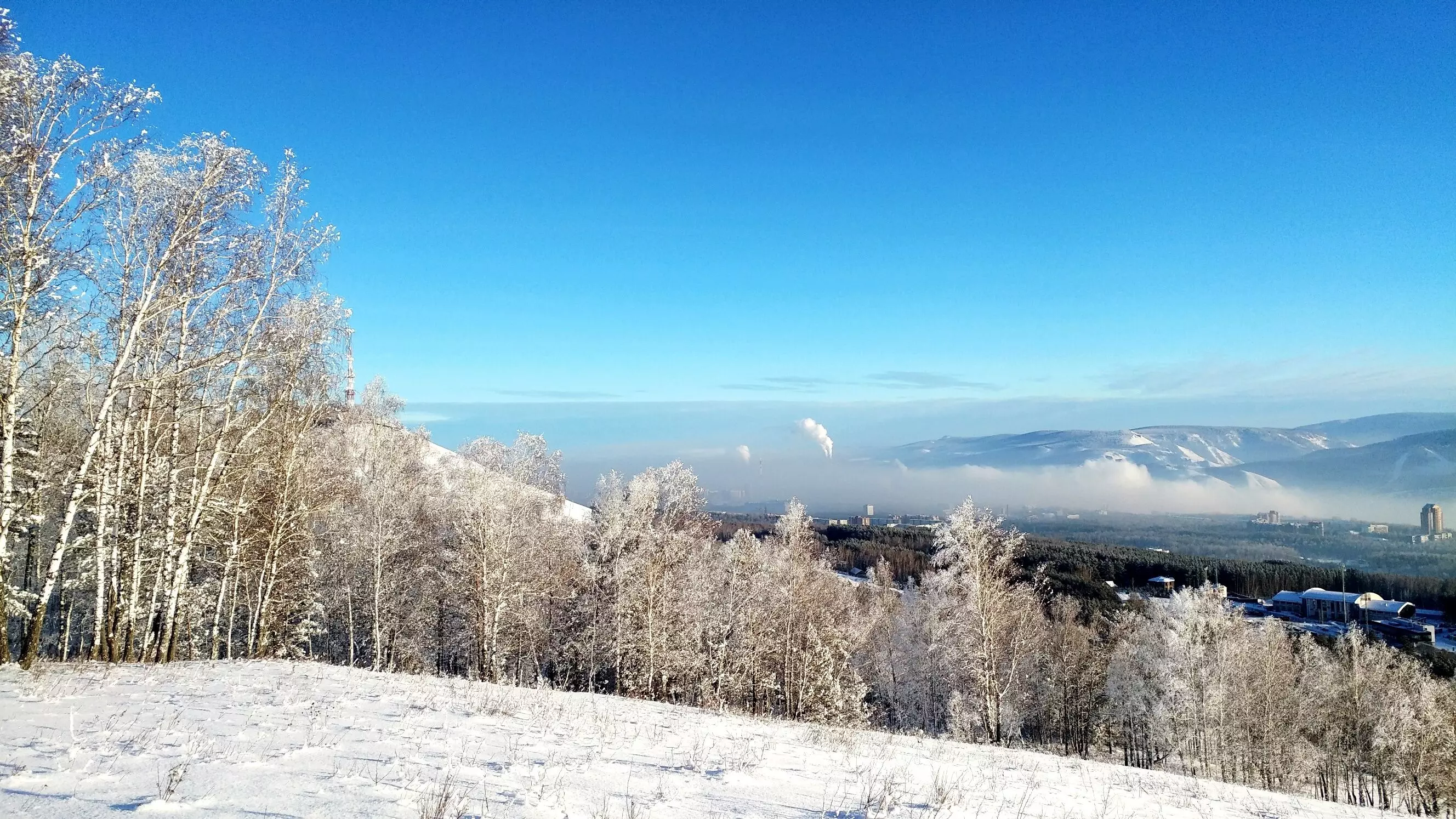 Malerischer Blick auf die schneebedeckte Landschaft gegen den blauen Himmel