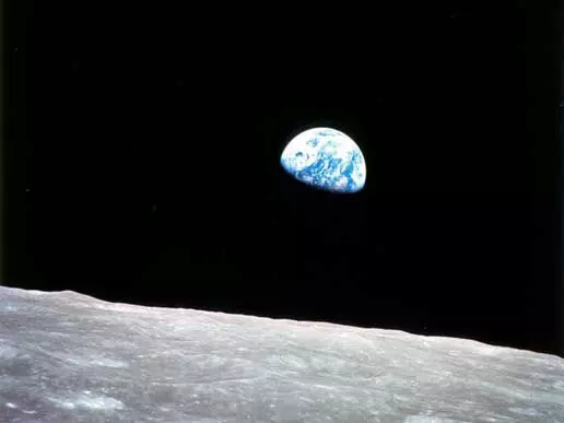 Apollo 8 pom lub ntiaj teb-nce ntawm lub hli orbit.
