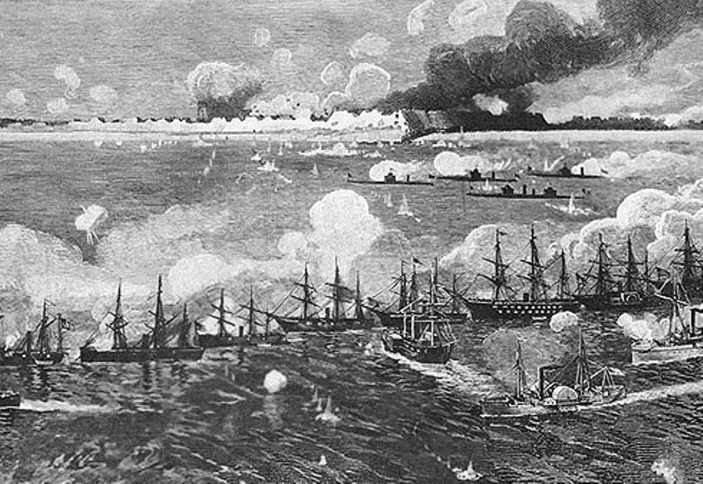 Birlik savaş gemileri, Fort Fisher'a ateş ediyor.