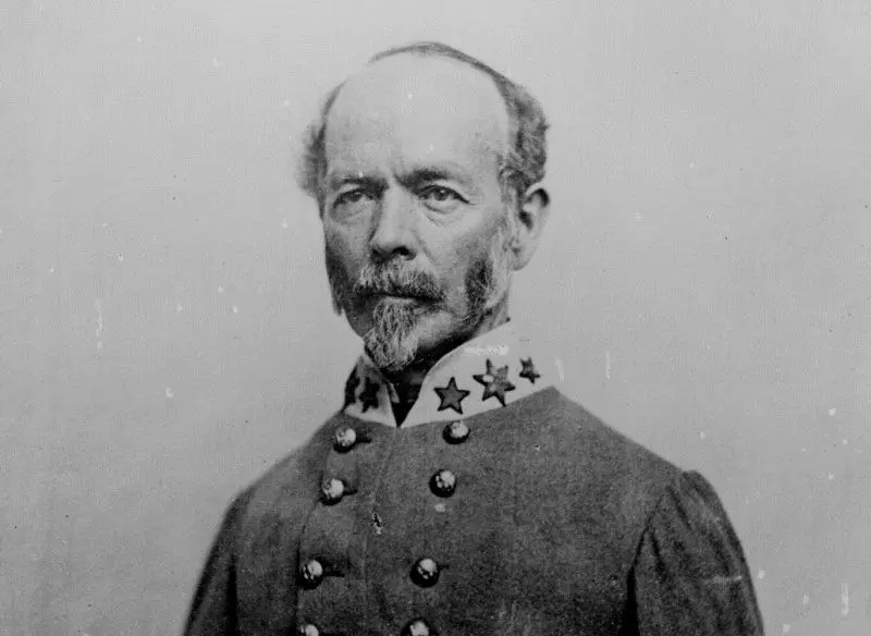 General Joseph Johnston sentado em seu uniforme do Exército Confederado.