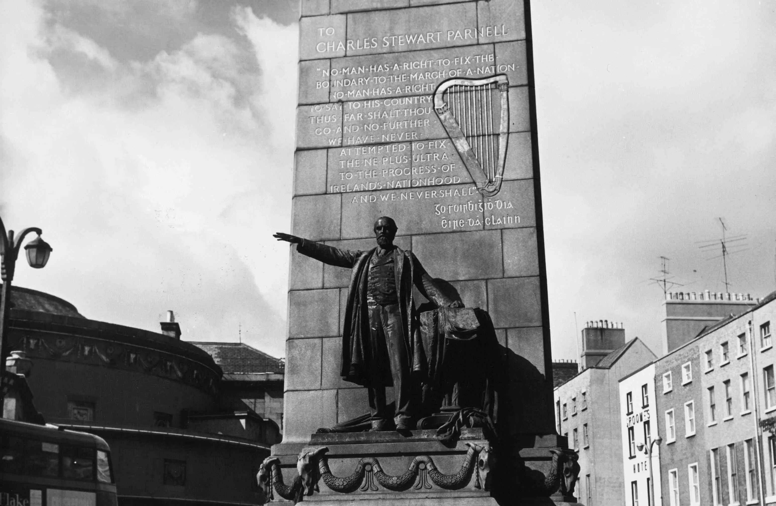 fotografie sochy Charlese Stewarta Parnella v Dublinu