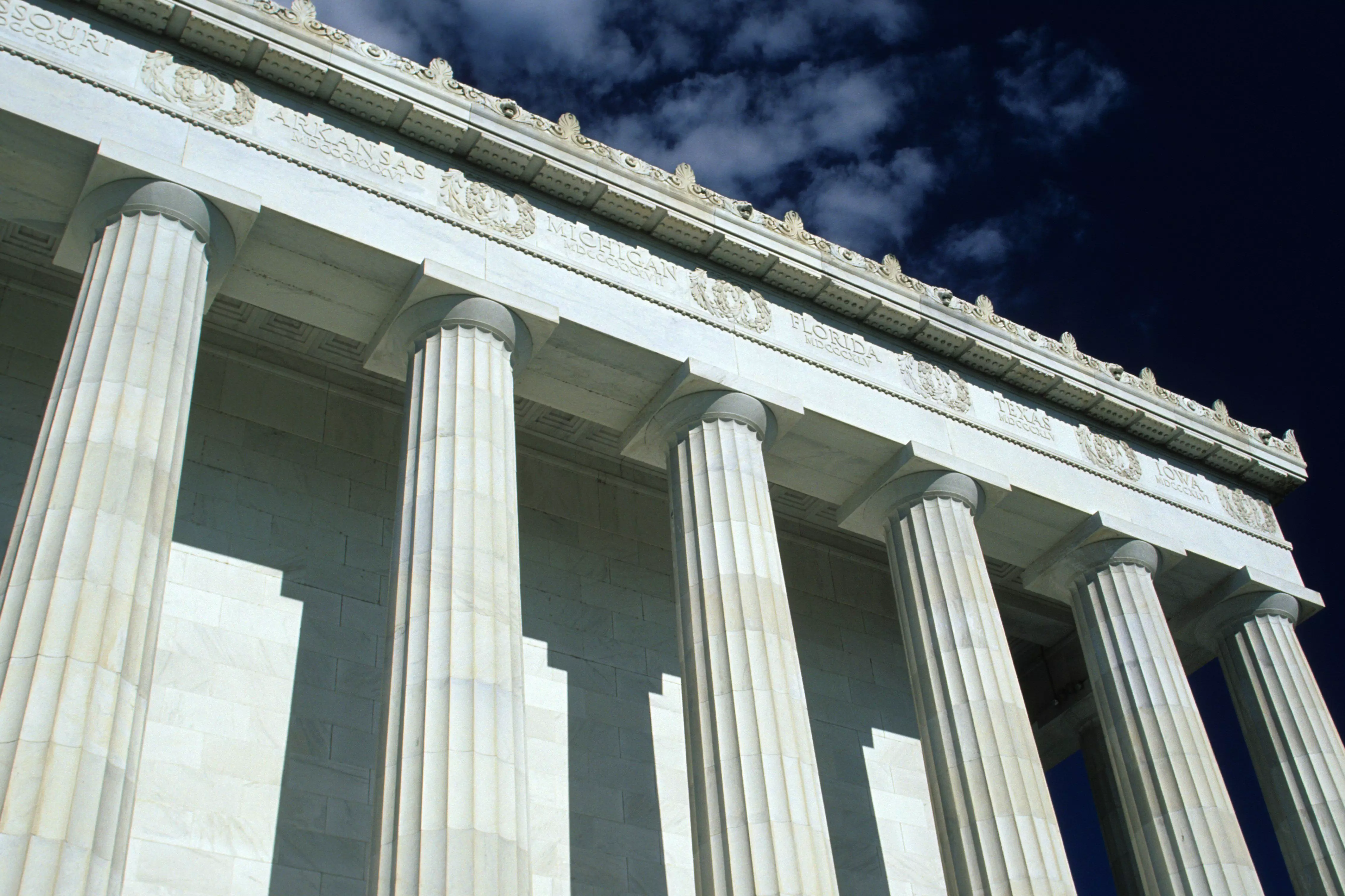 skatoties uz Linkolna memoriāla dorisko kolonādi, 6 rievotām akmens kolonnām