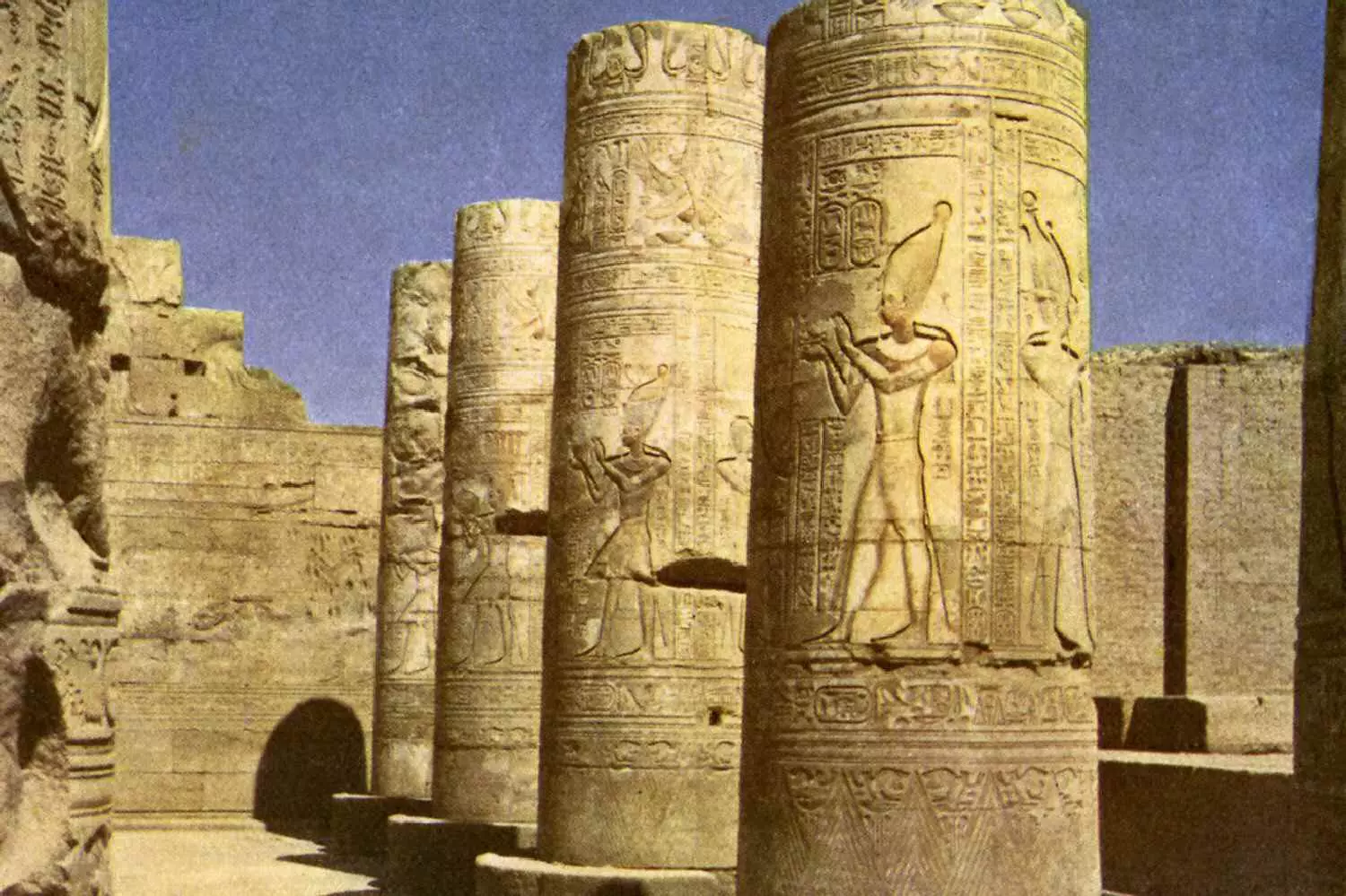 чоң мамычалардын бөлүктөрү Египеттин фигуралары жана оюулары менен кооздолгон