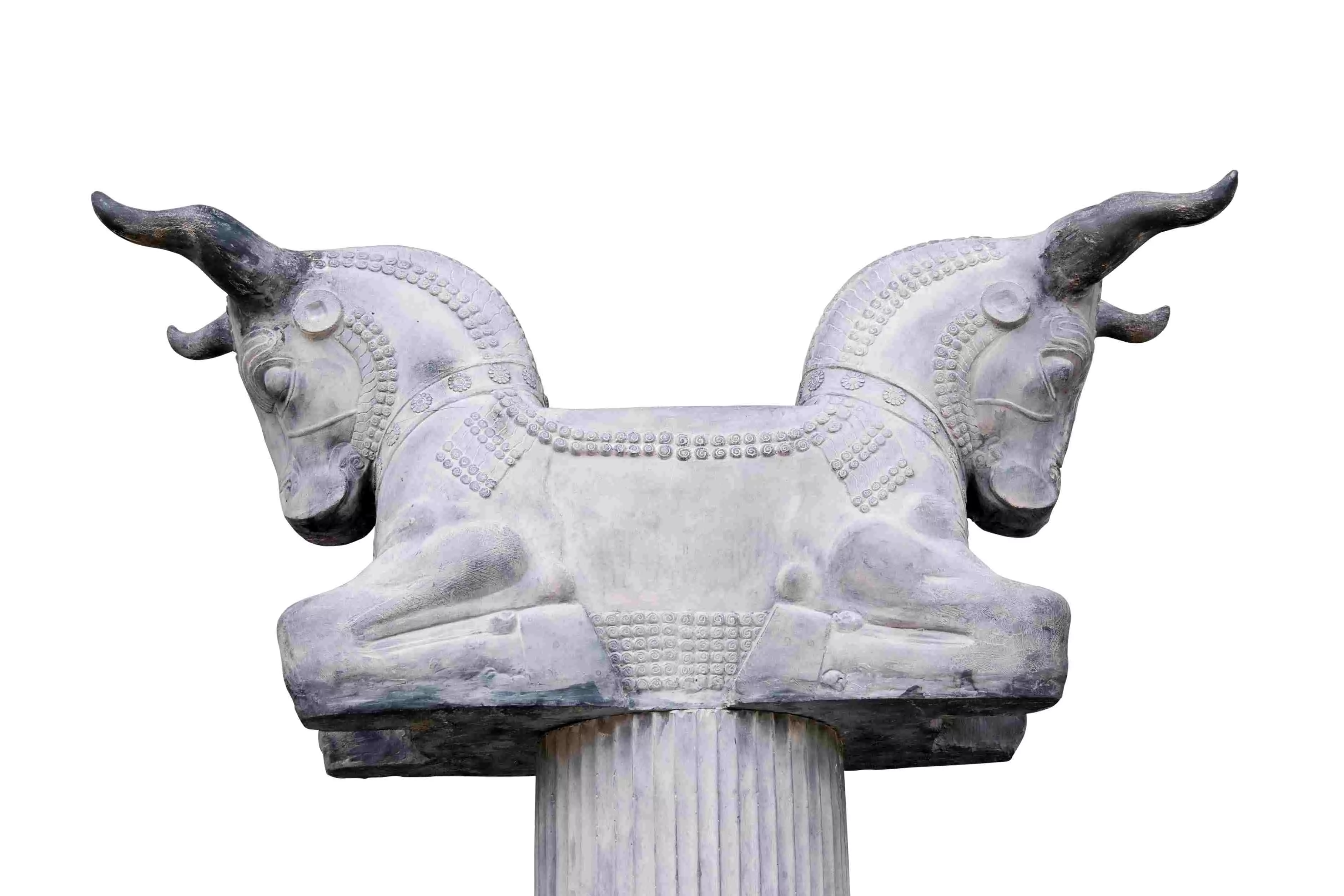Столица на колона с две фигури на бик с рога