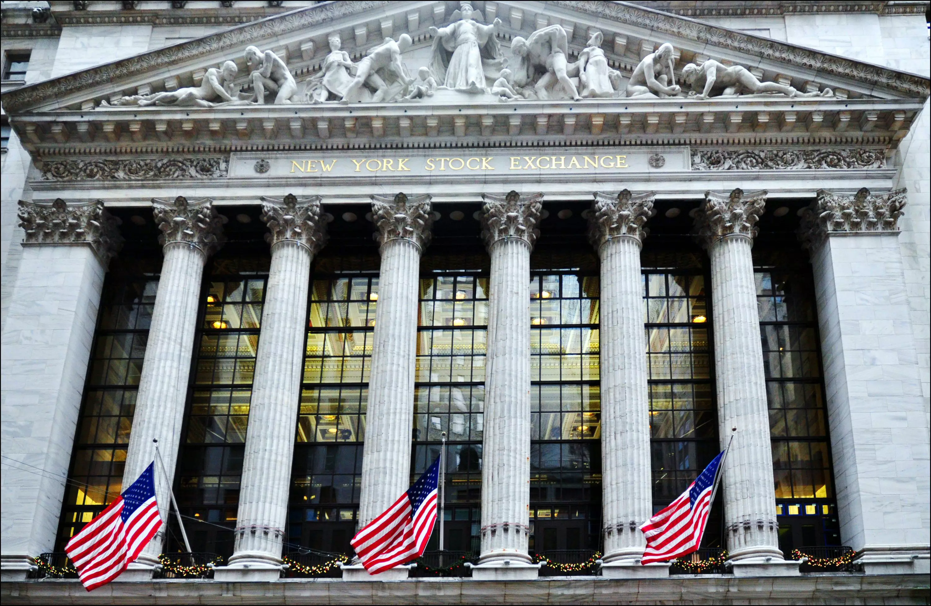 ผนังหน้าต่างด้านหลังแนวเสาให้แสงธรรมชาติส่องถึงพื้นซื้อขายของ NYSE