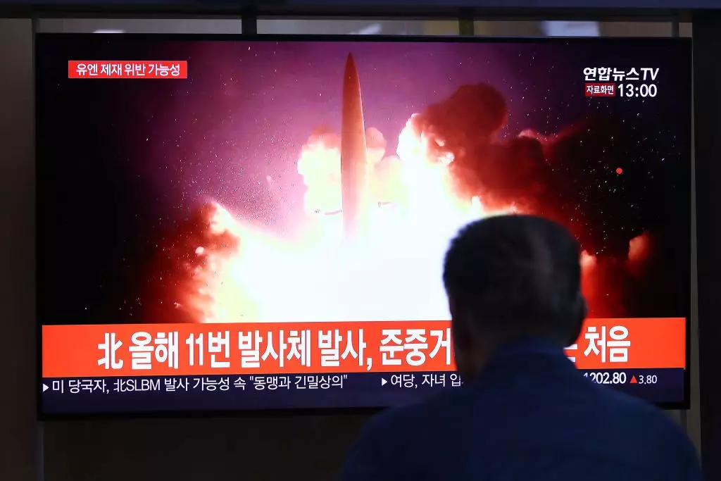 Batho ba shebelletse TV e bonts'ang setšoantšo sa faele sa ho phatloha ha missile ea North Korea.