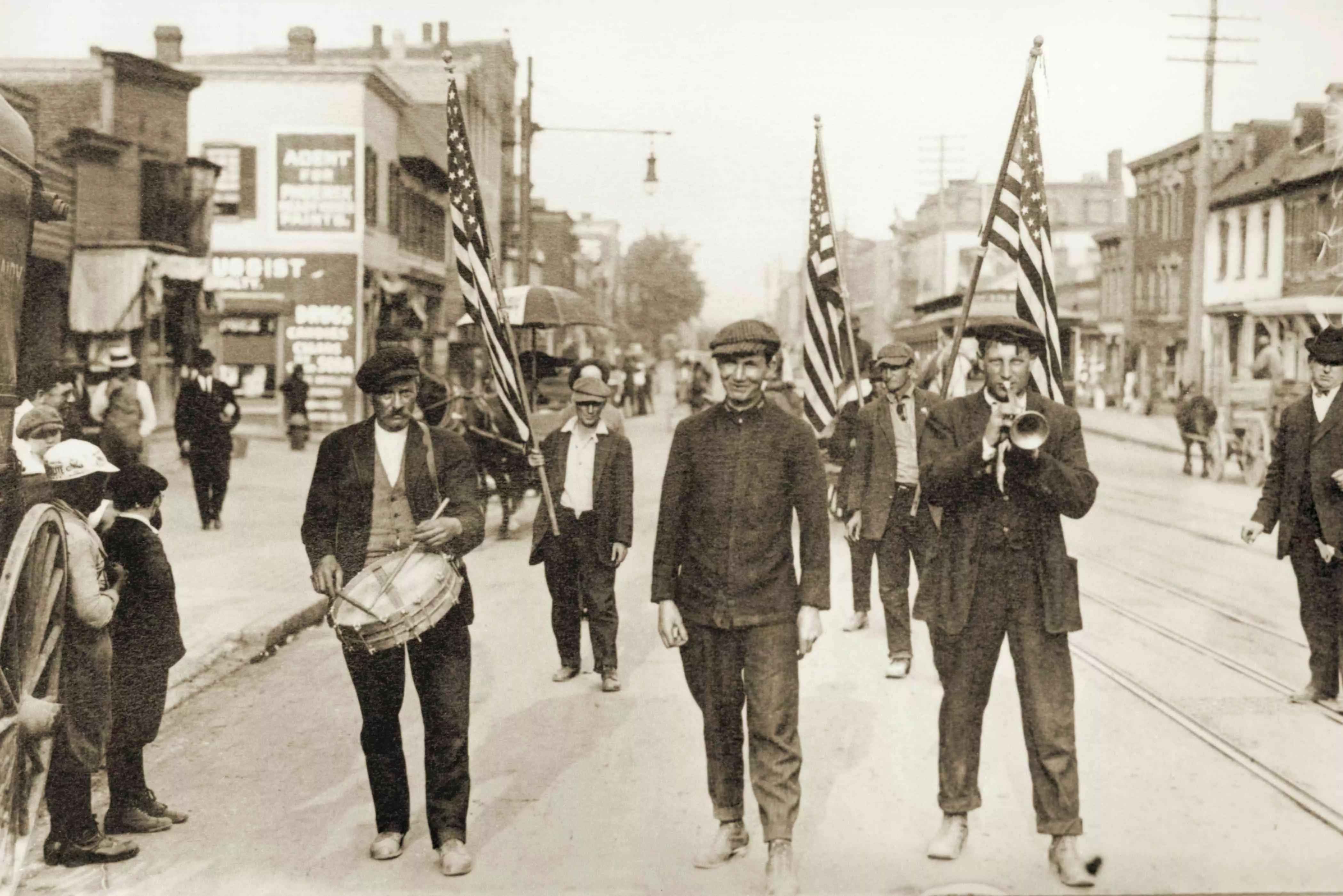 Wandale wa ku America Jacob Coxey akutsogolera gulu la amuna pa ulendo wochokera ku Massillon, Ohio, kupita ku Washington, D.C.