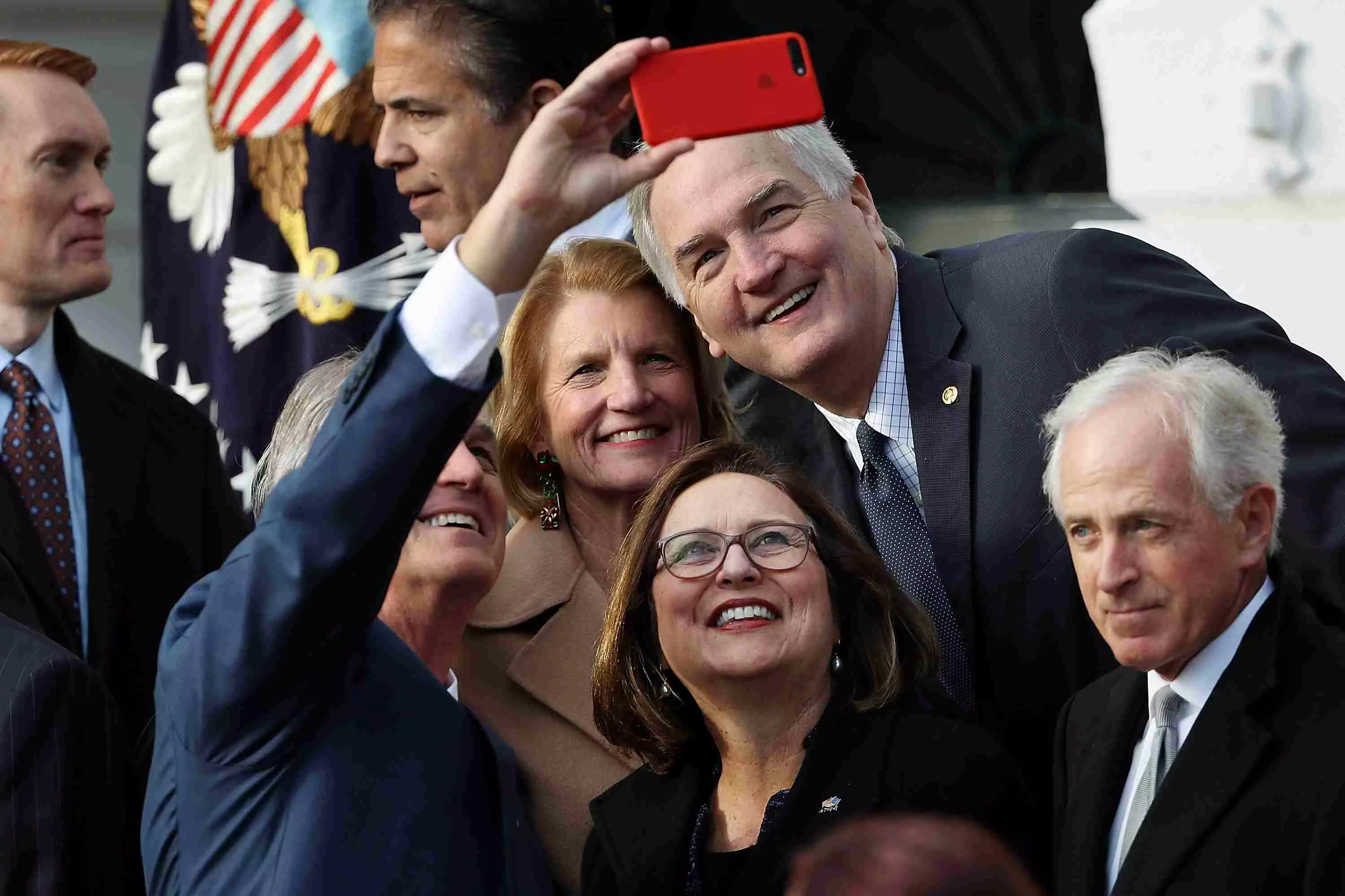 Senatoren Deb Fischer (ënneschten Zentrum) a Shelley Moore Capito (uewen) feieren d'Steierreduktiounen an Aarbechtsgesetz