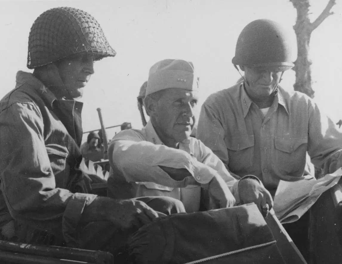 Brigadir jenderal, Laksamana Raymond Spruance, lan Laksamana Chester W. Nimitz ing kapal angkatan laut ing taun 1944.