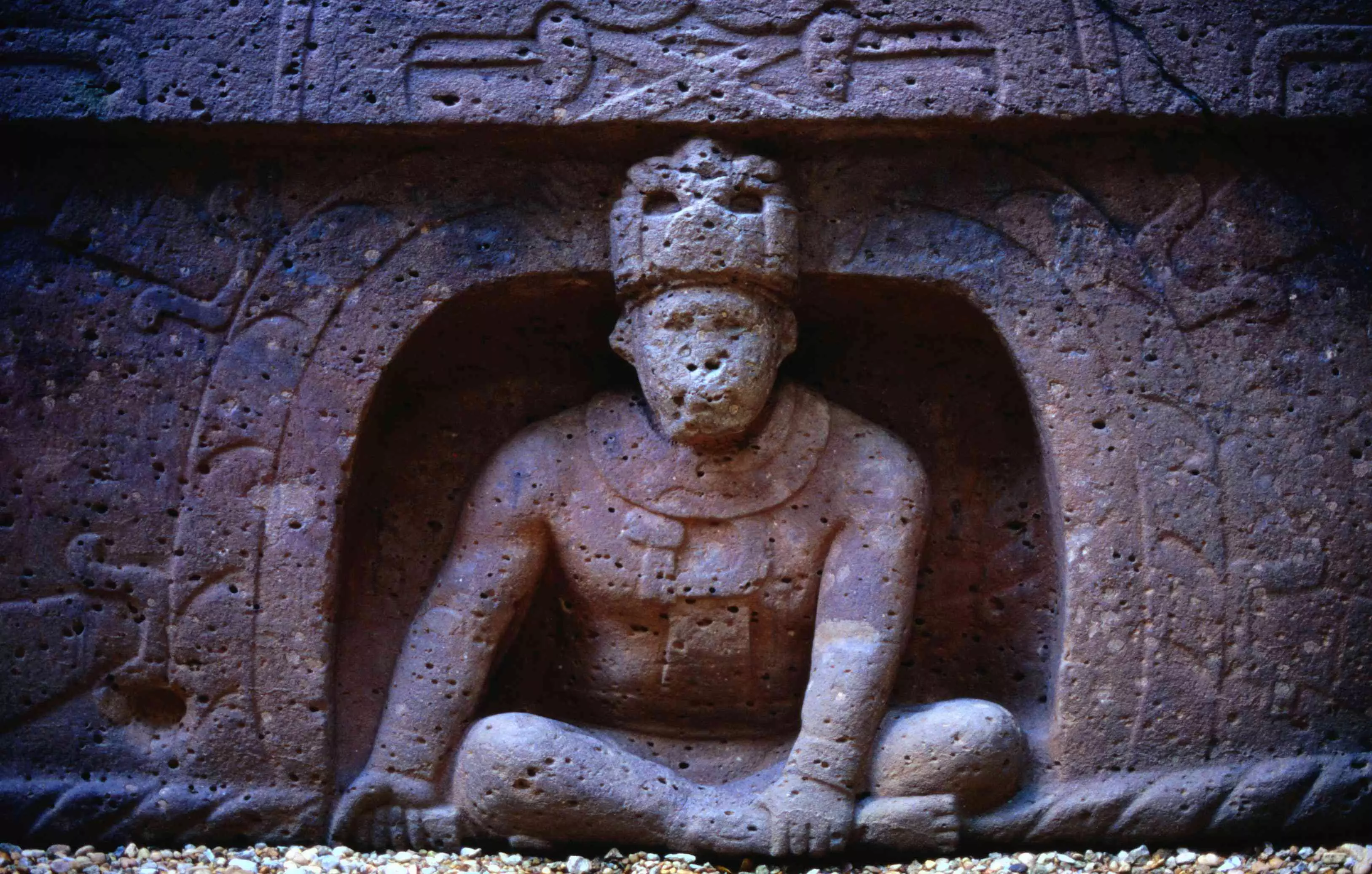 Skulptura e Zotit të majmunit Olmec, në qytetin e La Venta, Meksikë.