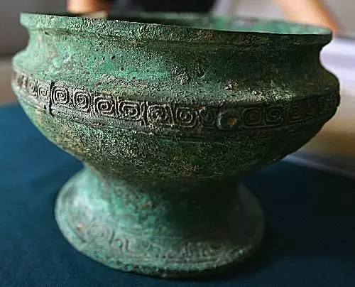 Bronzas trauks, Džou dinastijas kaps