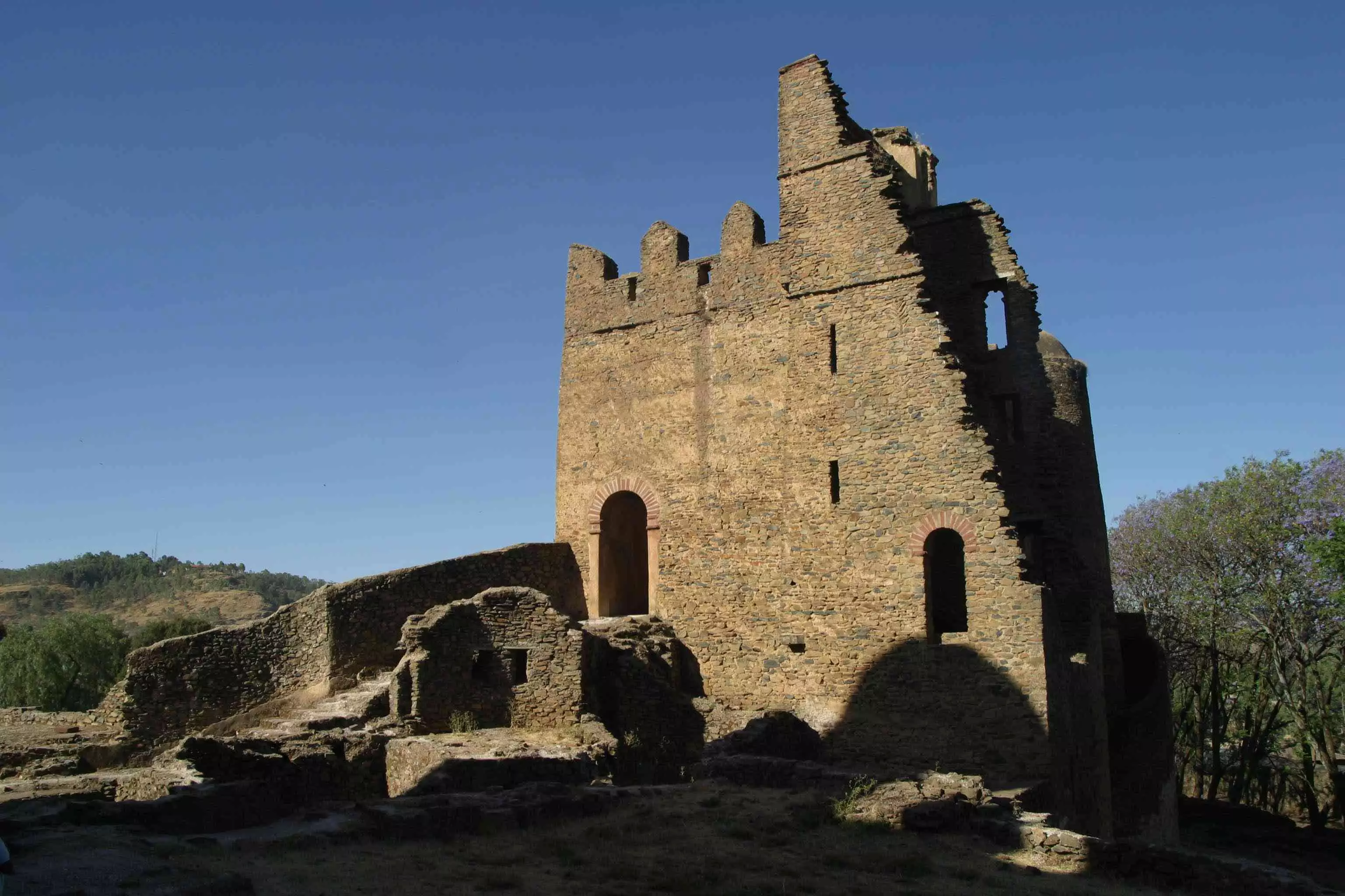 Tomba dels Arcs de Maó, Axum